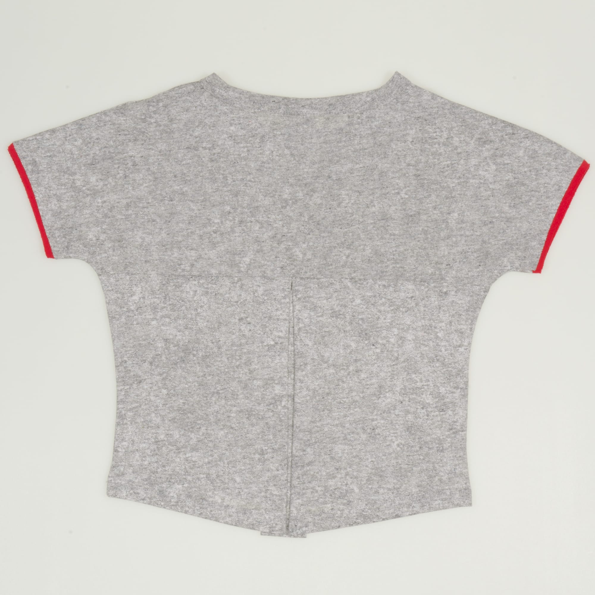 Tricou maneca scurta gri cu inimioara la 19.95Lei | liloo